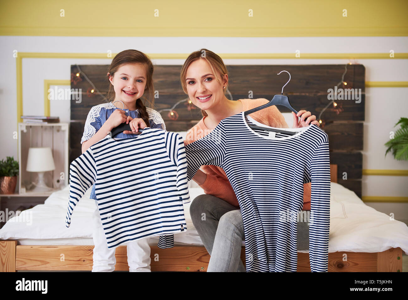 Mother and daughter dressing up, wearing matching clothes Stock Photo ...