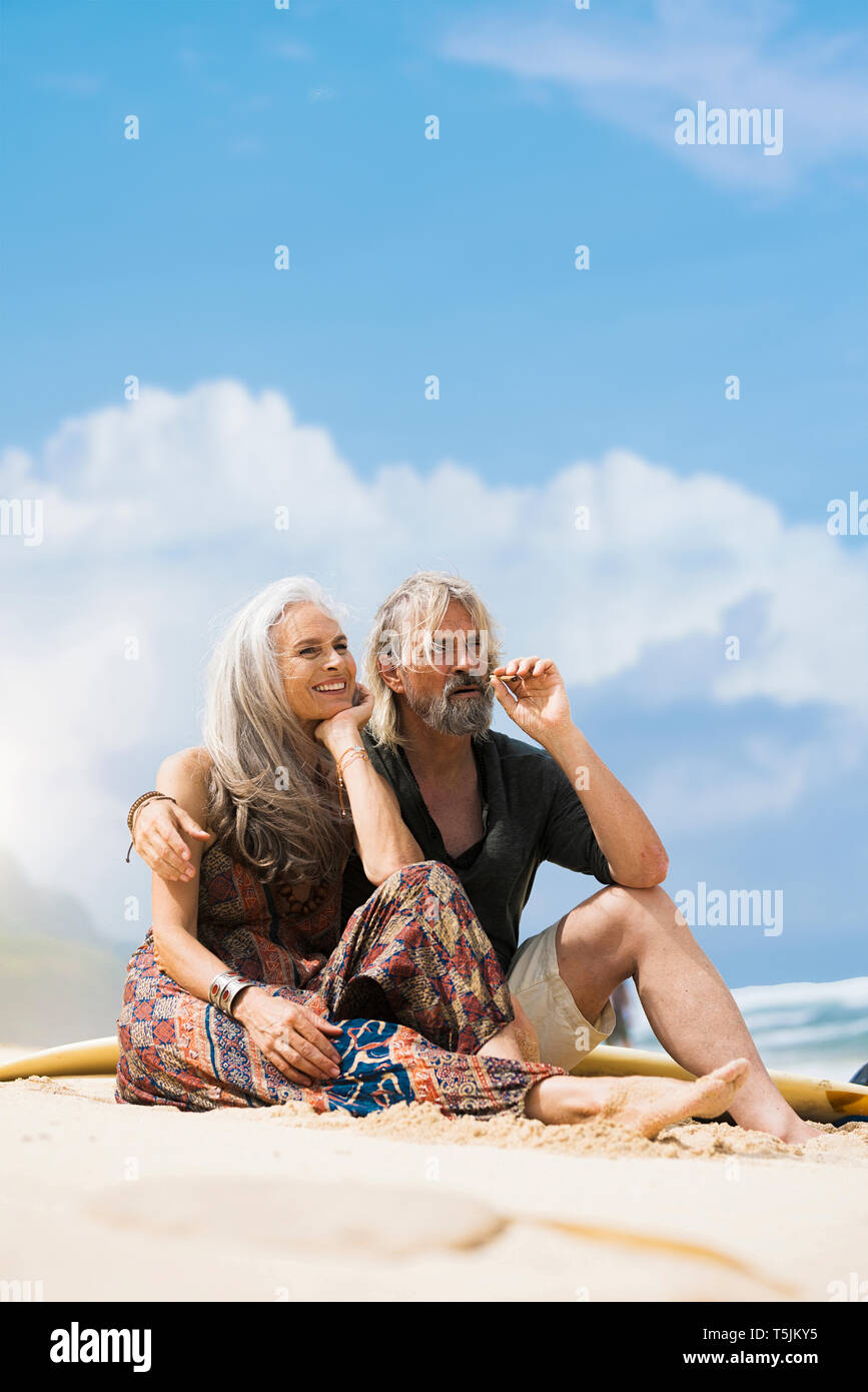 Portrait of senior hippie couple relaxing on the beach Stock Photo - Alamy