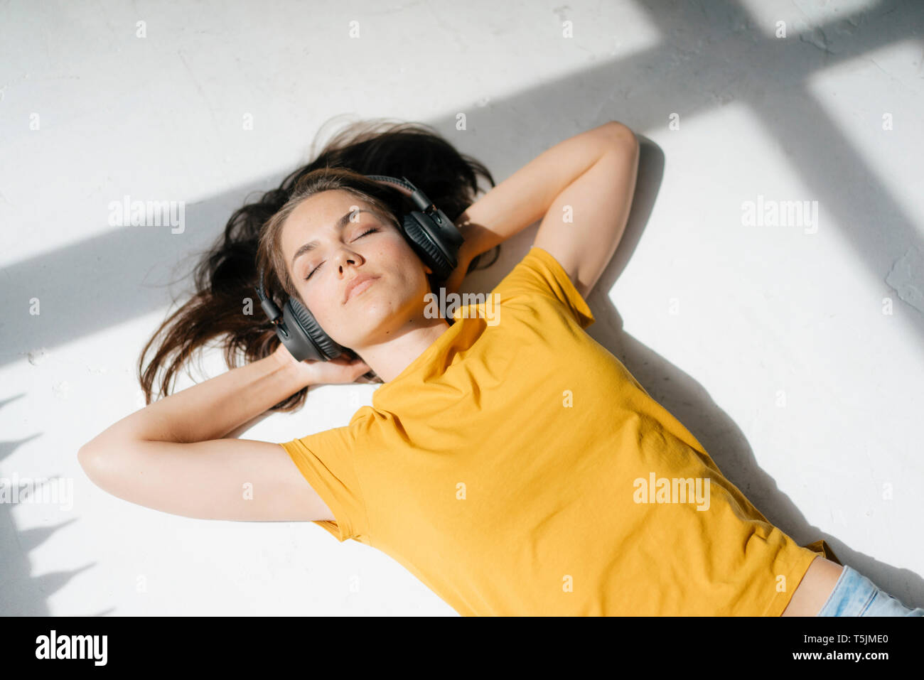 Listenng music hi-res stock photography and images - Alamy