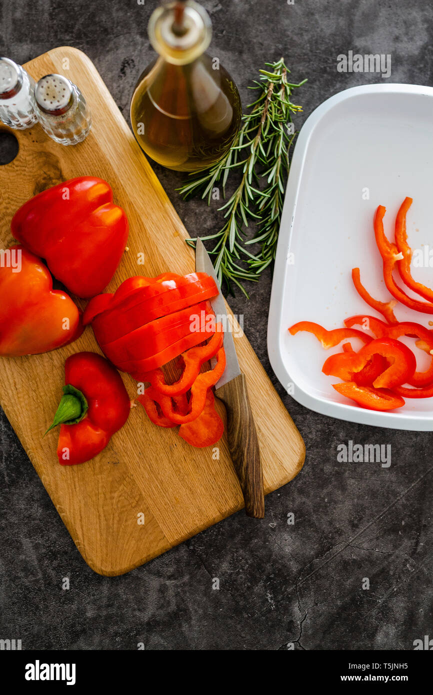 Red bell pepper on chopping board, chopping Stock Photo - Alamy