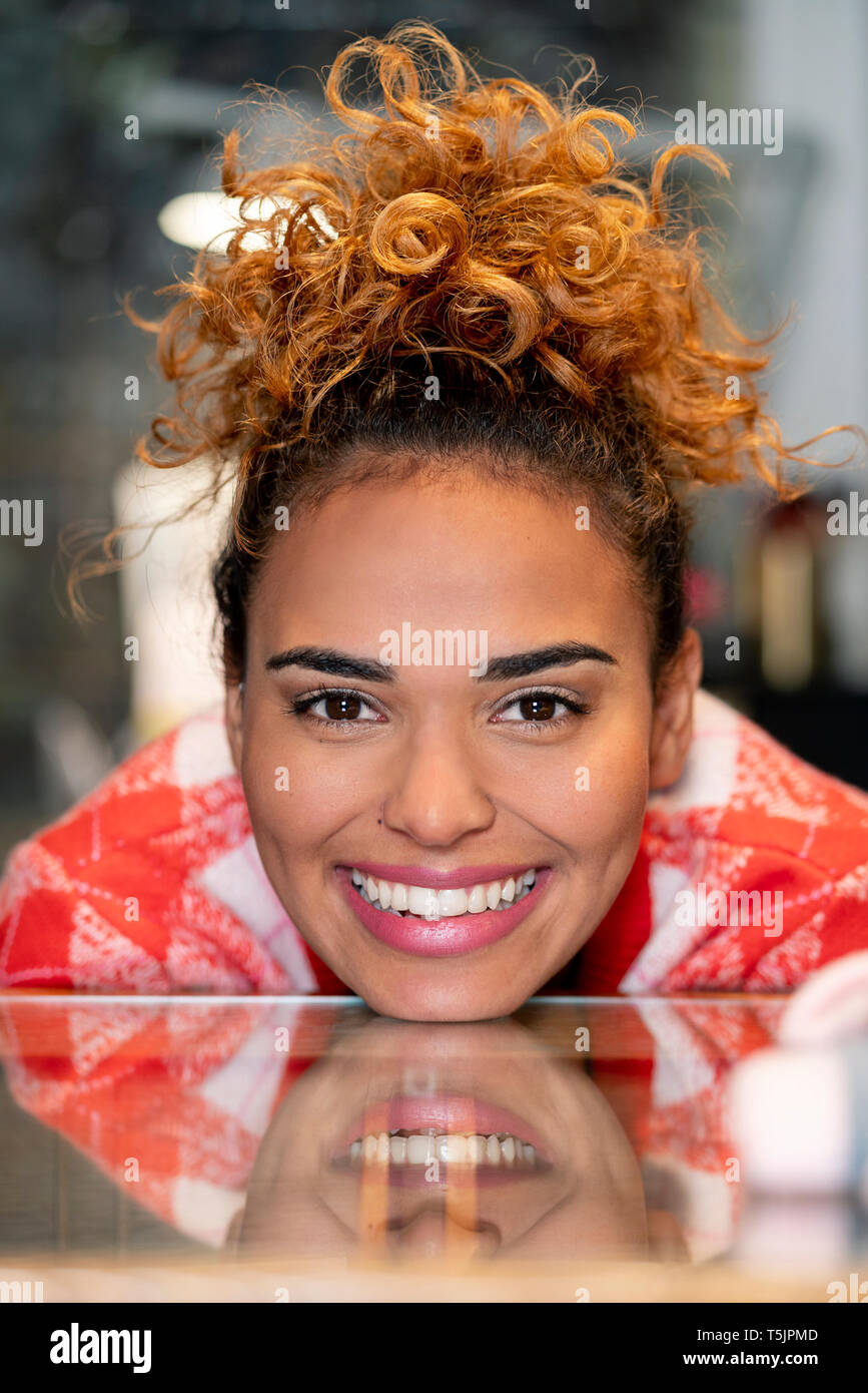 Leaning counter hi-res stock photography and images - Alamy