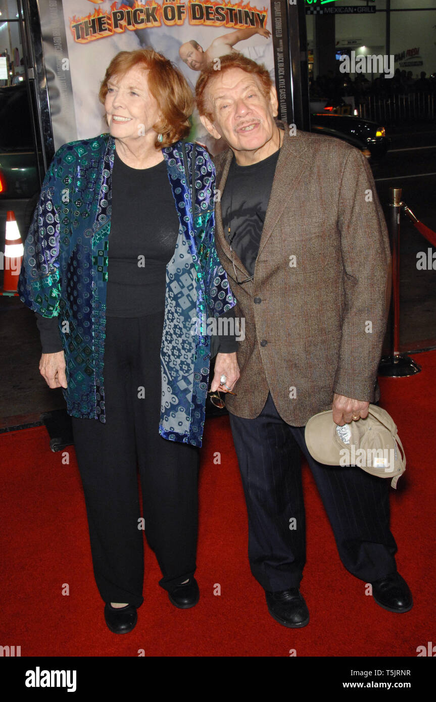 LOS ANGELES, CA. November 09, 2006: JERRY STILLER & wife at the Los ...