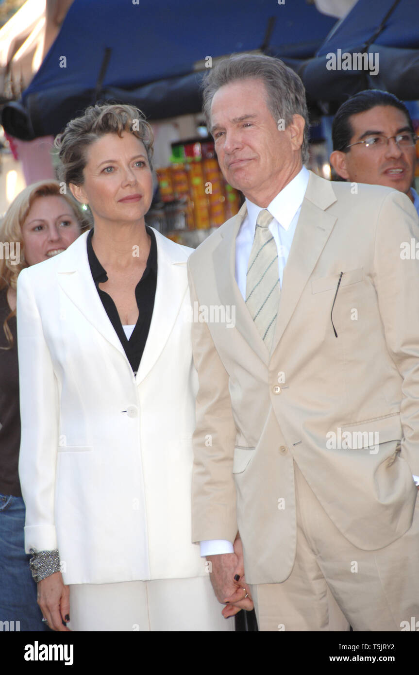 LOS ANGELES, CA. November 10, 2006: ANNETTE BENING & husband WARREN ...