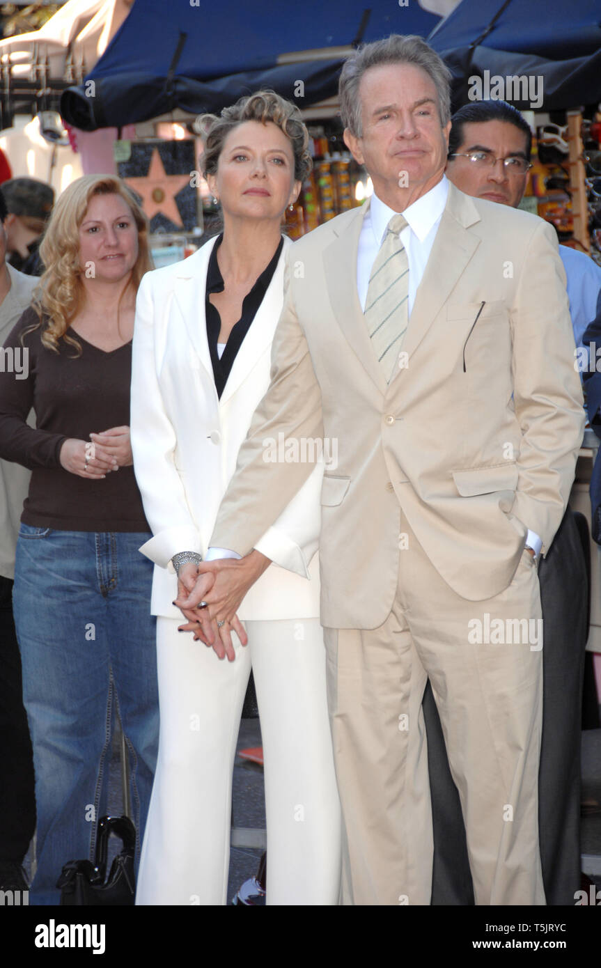 LOS ANGELES, CA. November 10, 2006: ANNETTE BENING & husband WARREN ...