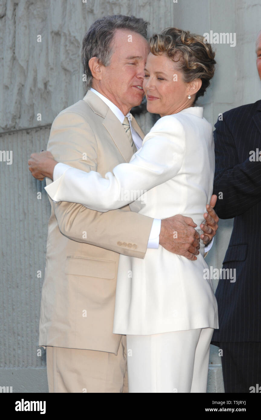 LOS ANGELES, CA. November 10, 2006: ANNETTE BENING & husband WARREN ...