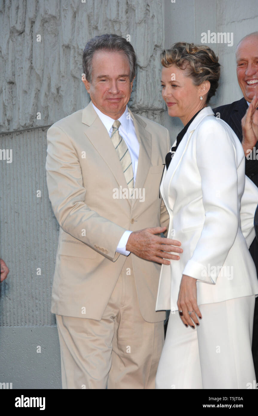 LOS ANGELES, CA. November 10, 2006: ANNETTE BENING & husband WARREN ...