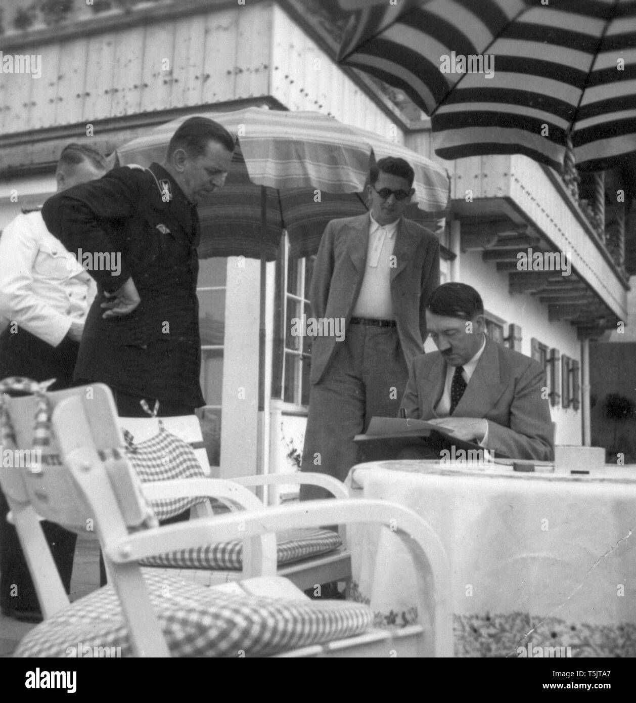 Eva Braun Collection (dvadvadaset) - Adolf Hitler reading at table ...