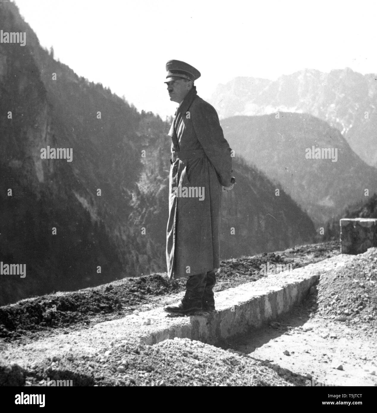 Adolf hitler standing facing left hi-res stock photography and images ...