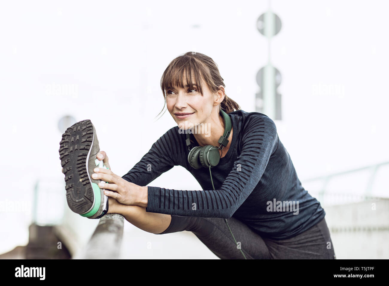 Woman Fitness Outdoors High Resolution Stock Photography and Images - Alamy