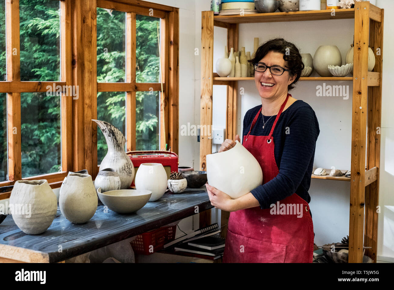 Woman wearing red apron hi-res stock photography and images - Alamy