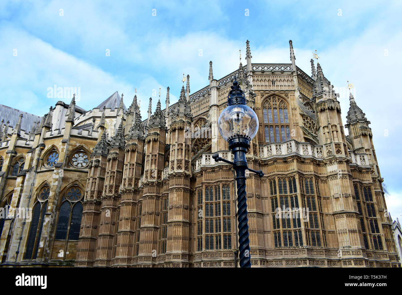 Westminster Abbey. Side view with streetlight. London, United Kingdom ...
