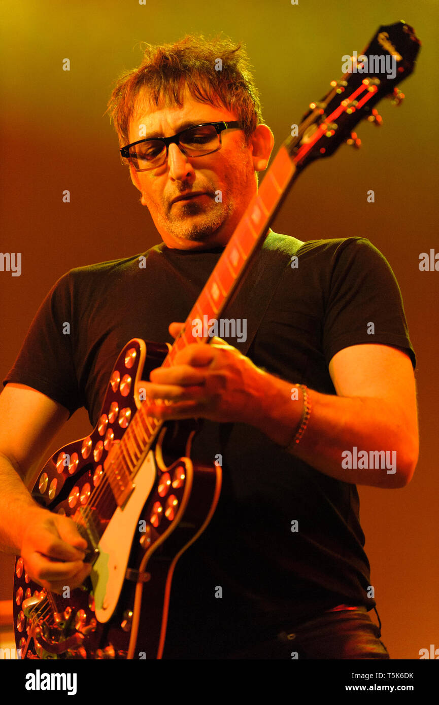 Ian broudie of the lightning seeds hi-res stock photography and images ...