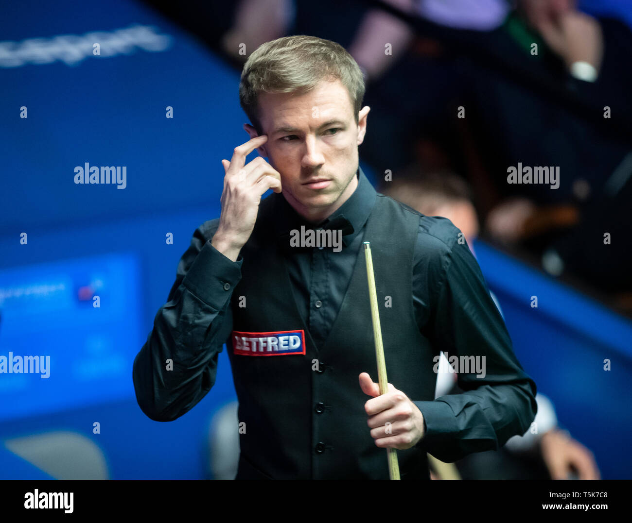 Jack Lisowski in action against Ali Carter during day six of the 2019 ...