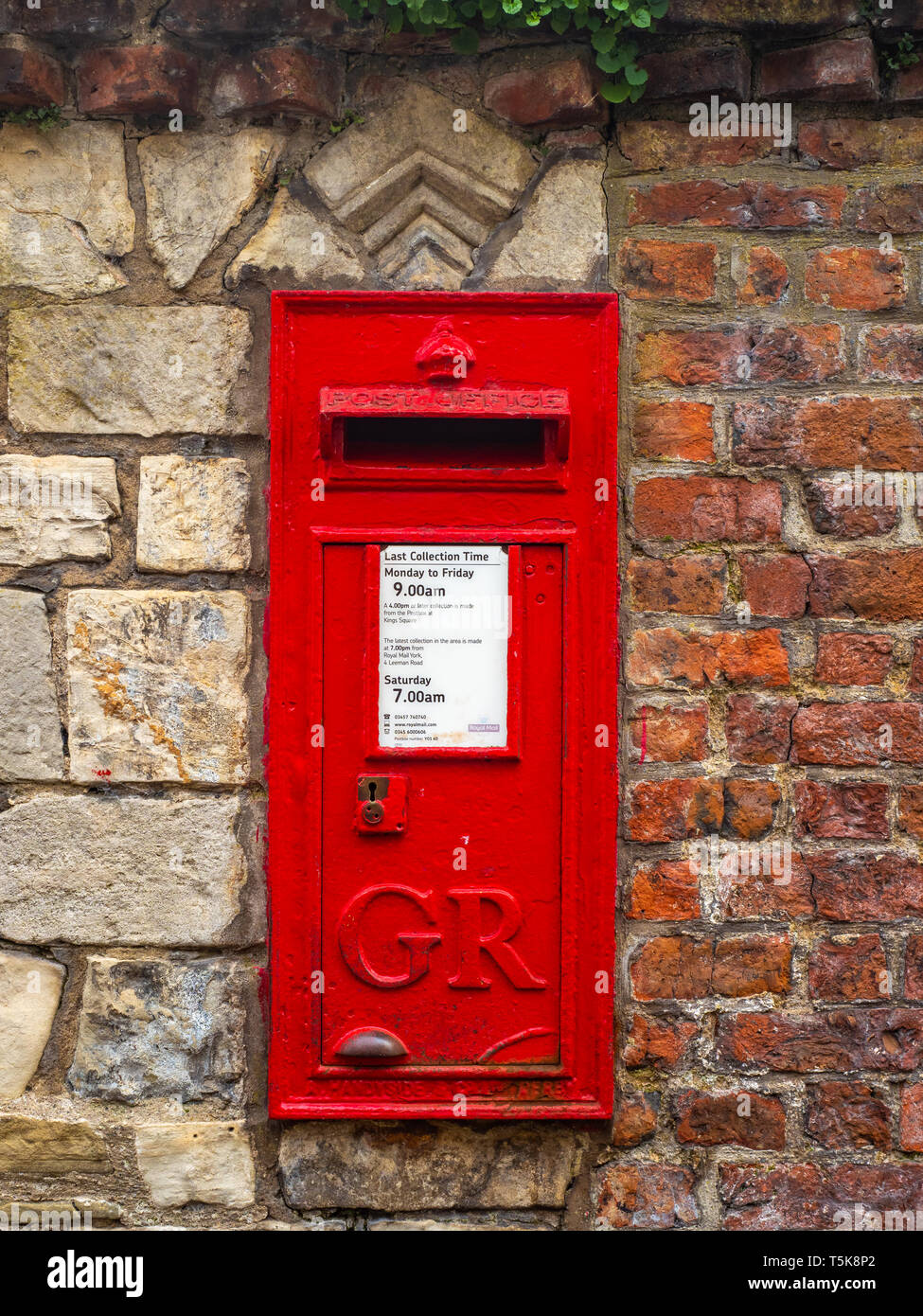 Cast iron post box hi-res stock photography and images - Alamy