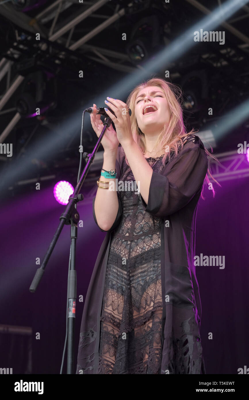 Laura doggett musician hi-res stock photography and images - Alamy