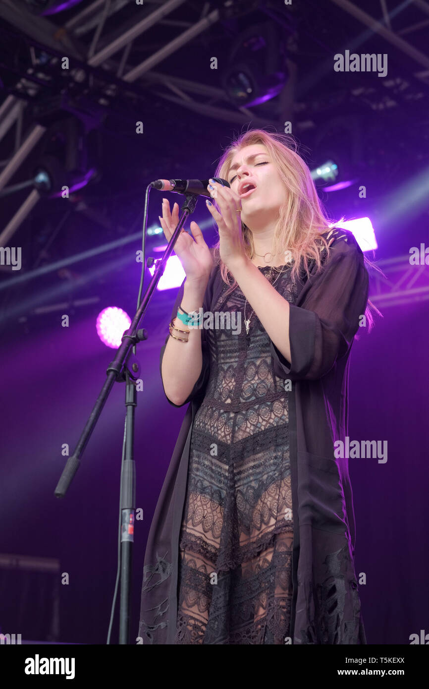 Laura doggett musician hi-res stock photography and images - Alamy