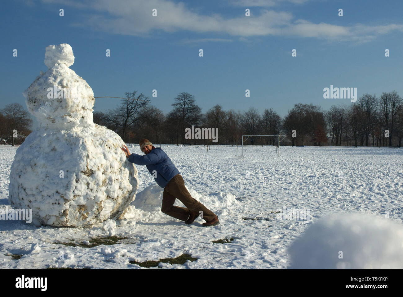 Building a big snowman and winter snow scenes in London's Regents Park ...