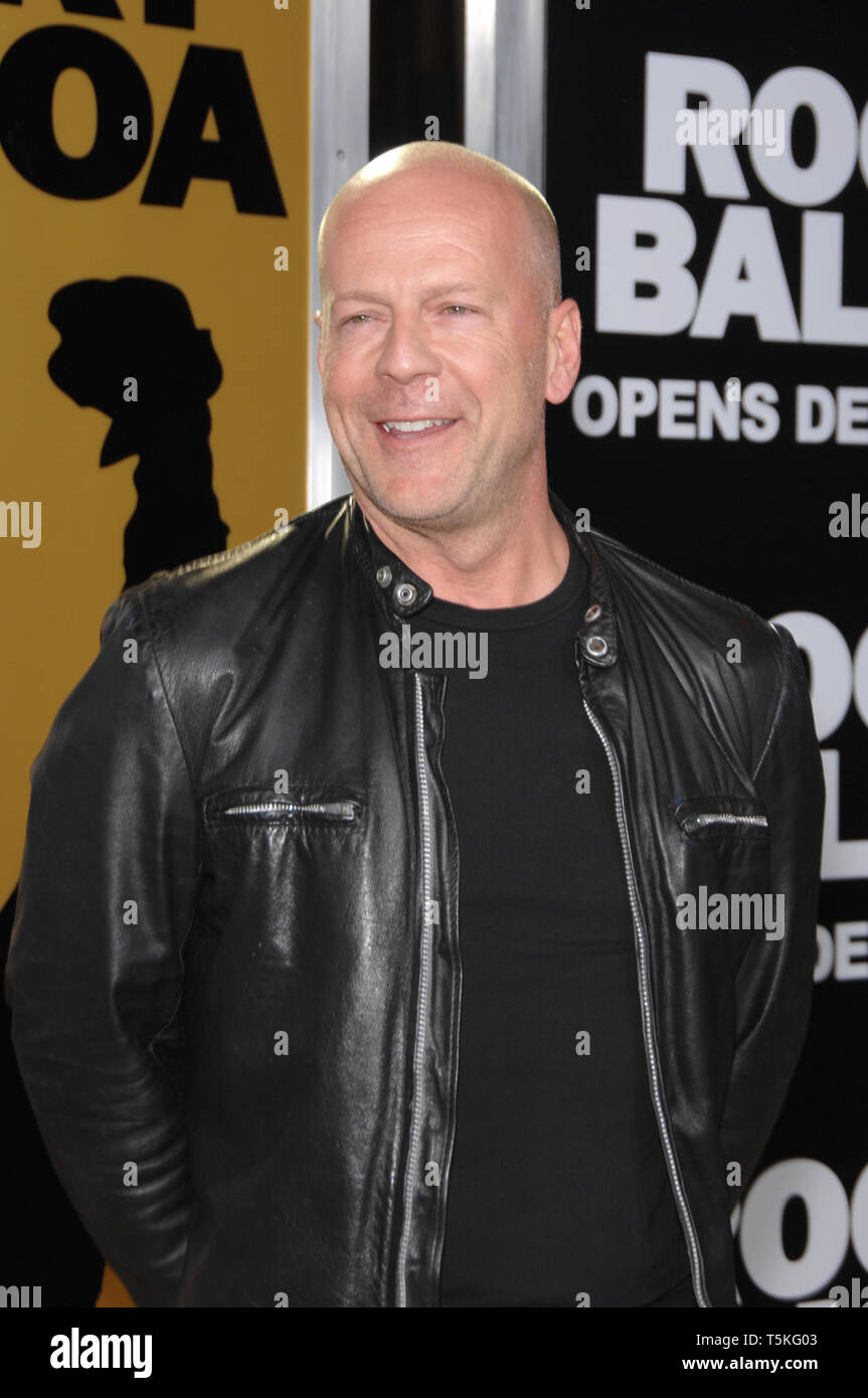 LOS ANGELES, CA. December 13, 2006: BRUCE WILLIS at the world premiere ...