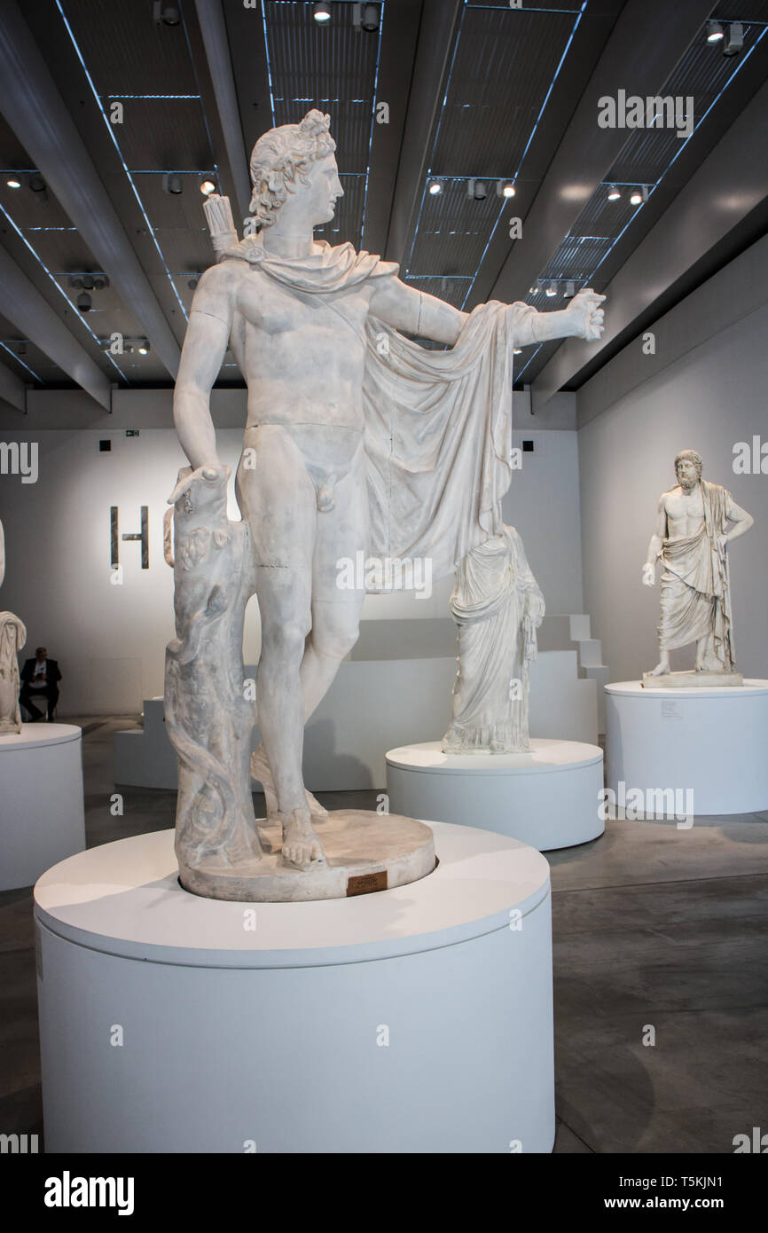 Statue apollon hi-res stock photography and images - Alamy