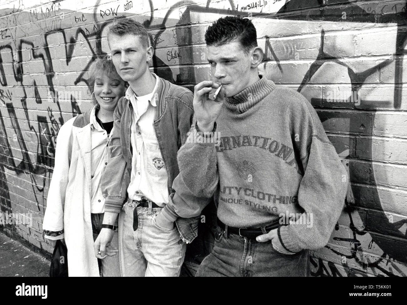 Smoking teens hanging out hi-res stock photography and images - Alamy