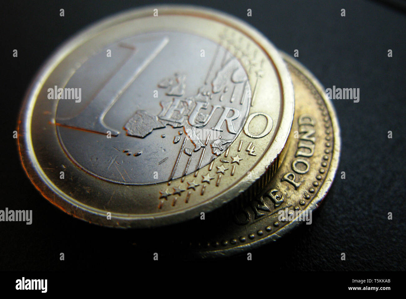 1 Euro and 1 Pound Coins Stock Photo - Alamy