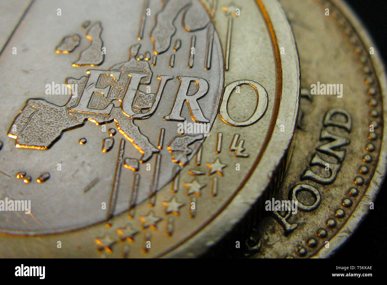 1 Euro and 1 Pound Coins Stock Photo - Alamy