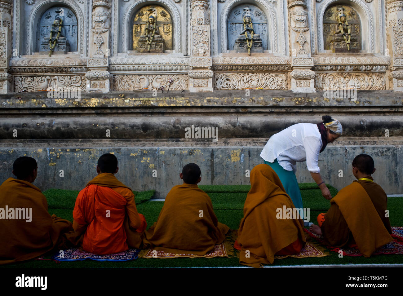 Buddhist boys are receiving alms at the Mahabodhi temple ( Bodhgaya ...
