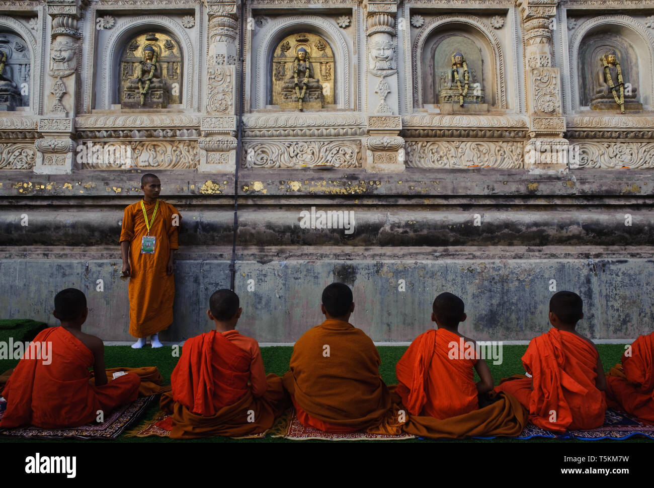 Buddhist monk and boys at the Mahabdhi temple ( India Stock Photo - Alamy