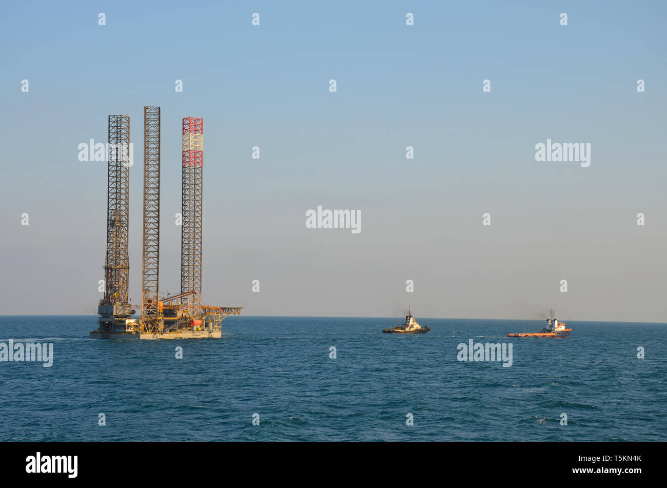 Persian gulf oil platform hi-res stock photography and images - Alamy