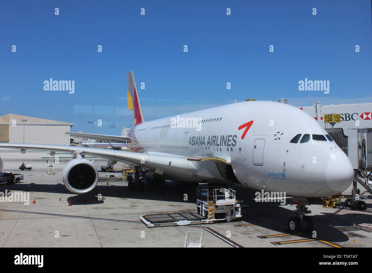 LOS ANGELES - JULY 11: Asiana Airlines flight 201 prepares for boarding ...