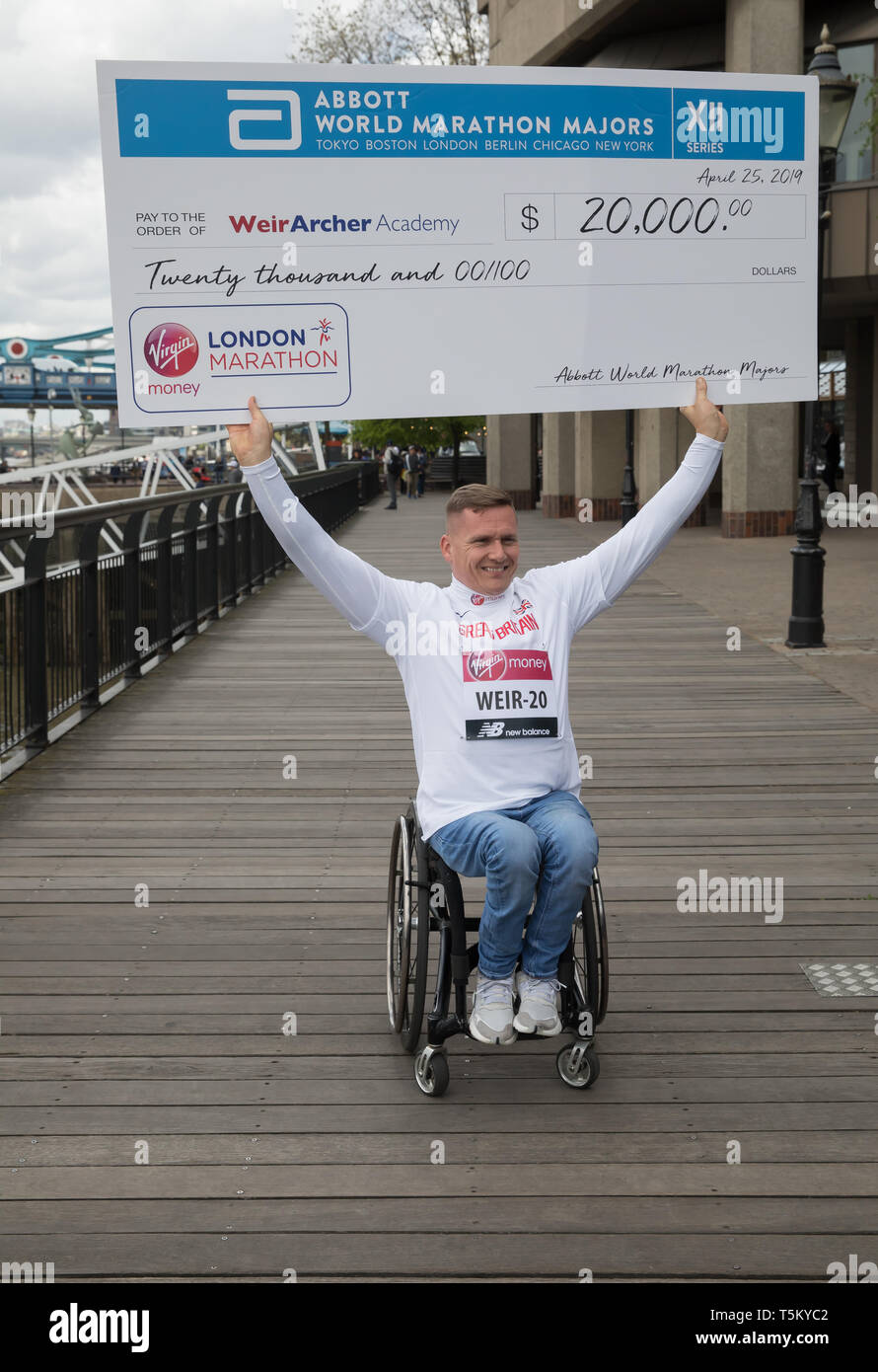 London, UK. 25th Apr 2019. David Weir poses with a cheque for £20,000 ...