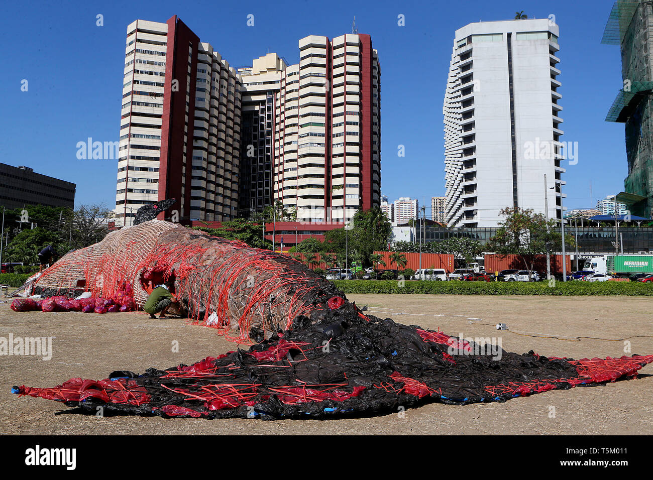 Pasay City, Philippines. 25th Apr, 2019. A worker prepares a whale ...
