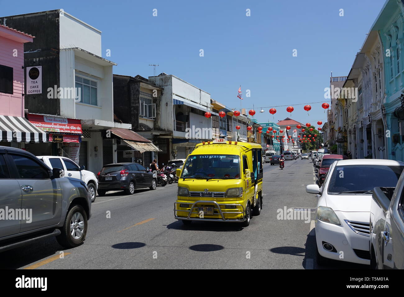 Phuket Stadt, Thailand. 28th Feb, 2019. Tuktuks and cars drive in ...