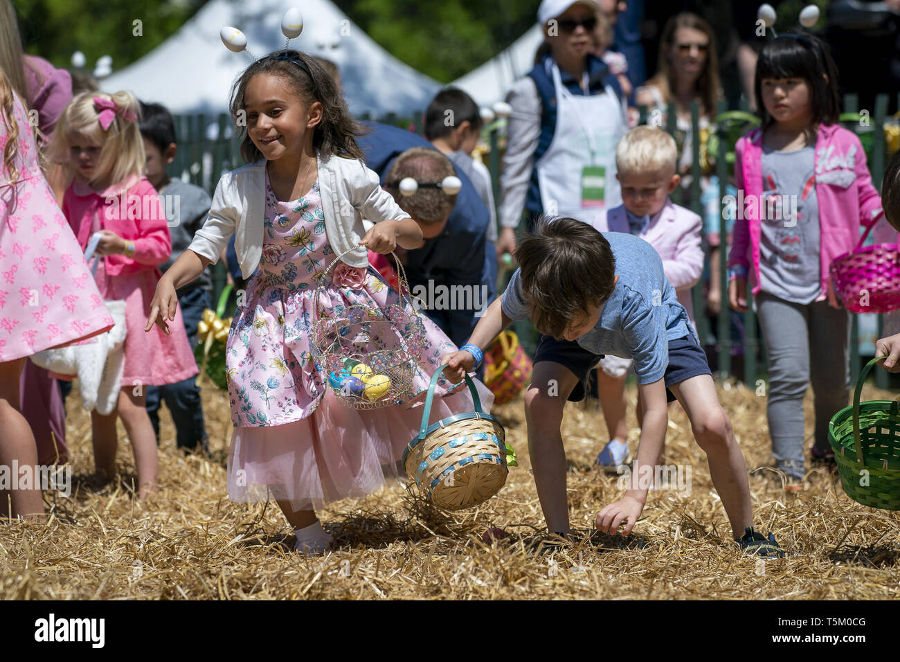 Children participate in an egg hunt on the South Lawn of the White ...