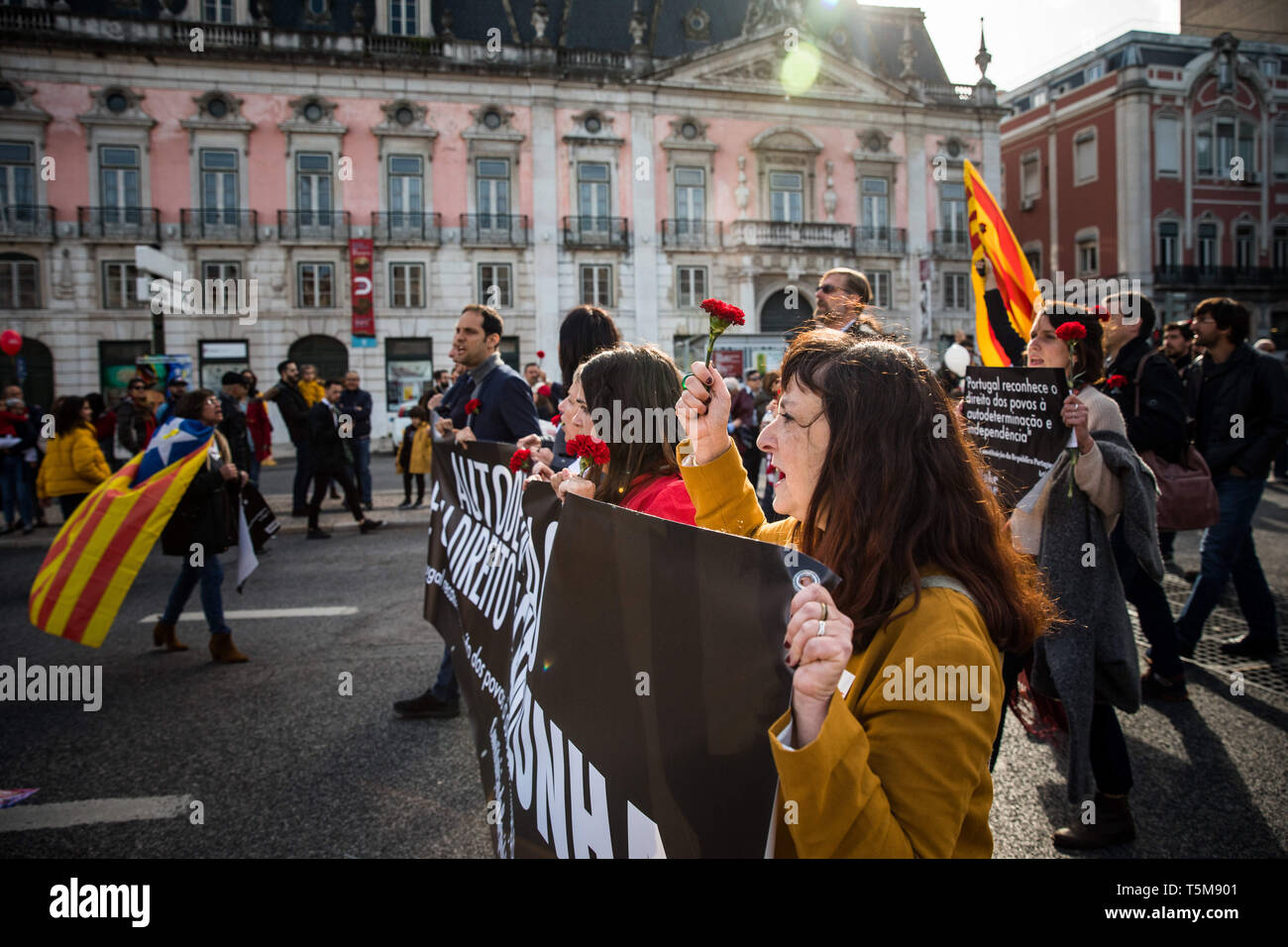 Lisbon, PORTUGAL, Portugal. 25th Apr, 2019. Thousands of people march ...