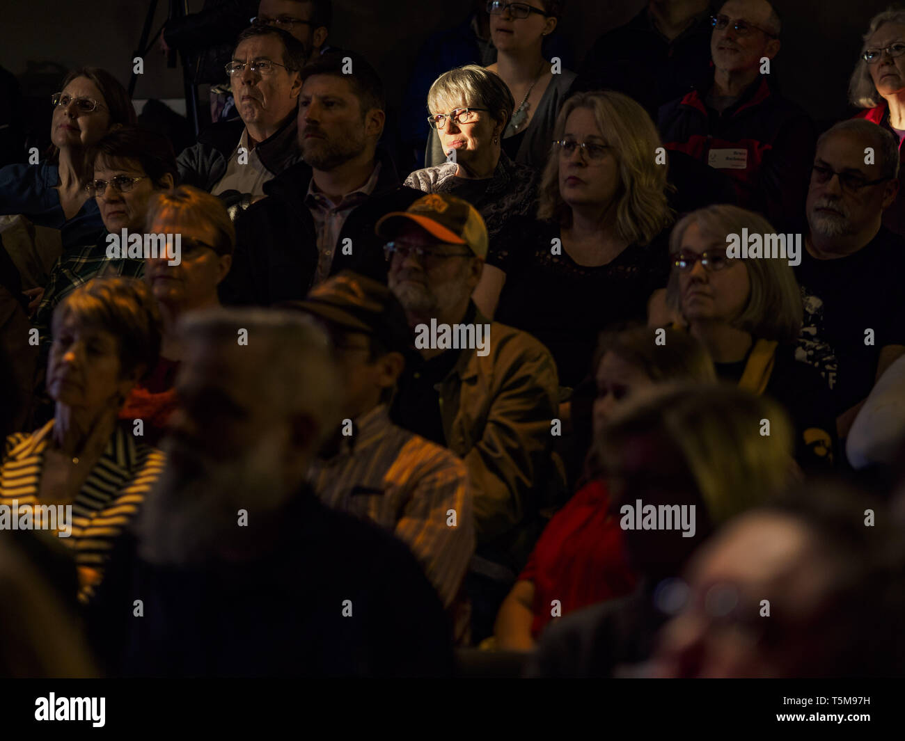 One person in a crowd hi-res stock photography and images - Alamy