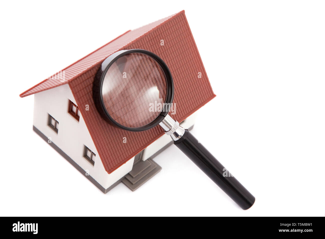 House with magnifying glass hi-res stock photography and images - Alamy