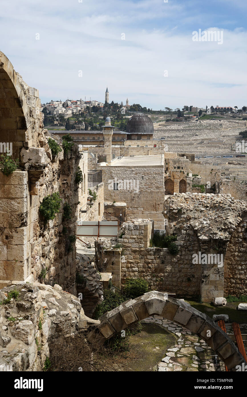 JERUSALEM - OLD CITY WALLS - JERUSALEM RAMPARTS AND OLD GATES ...