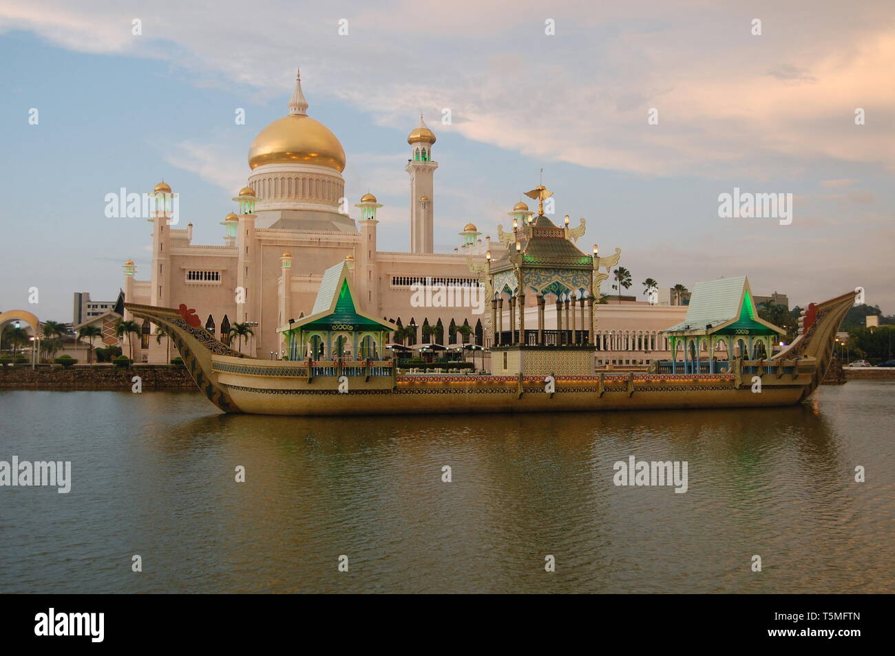 Brunei the sultan omar ali saifuddien mosque hi-res stock photography ...