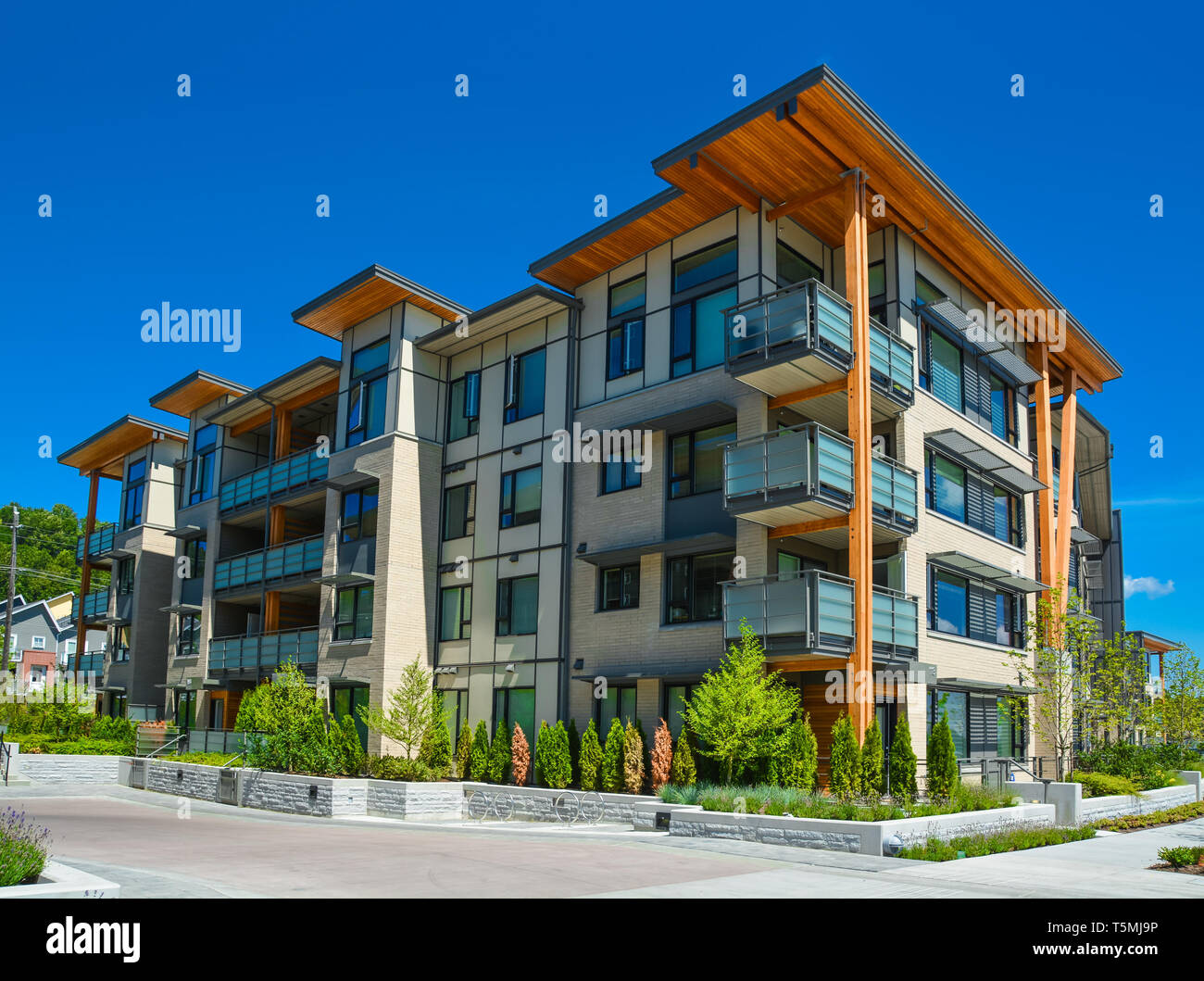 Condo building exterior hi-res stock photography and images - Alamy