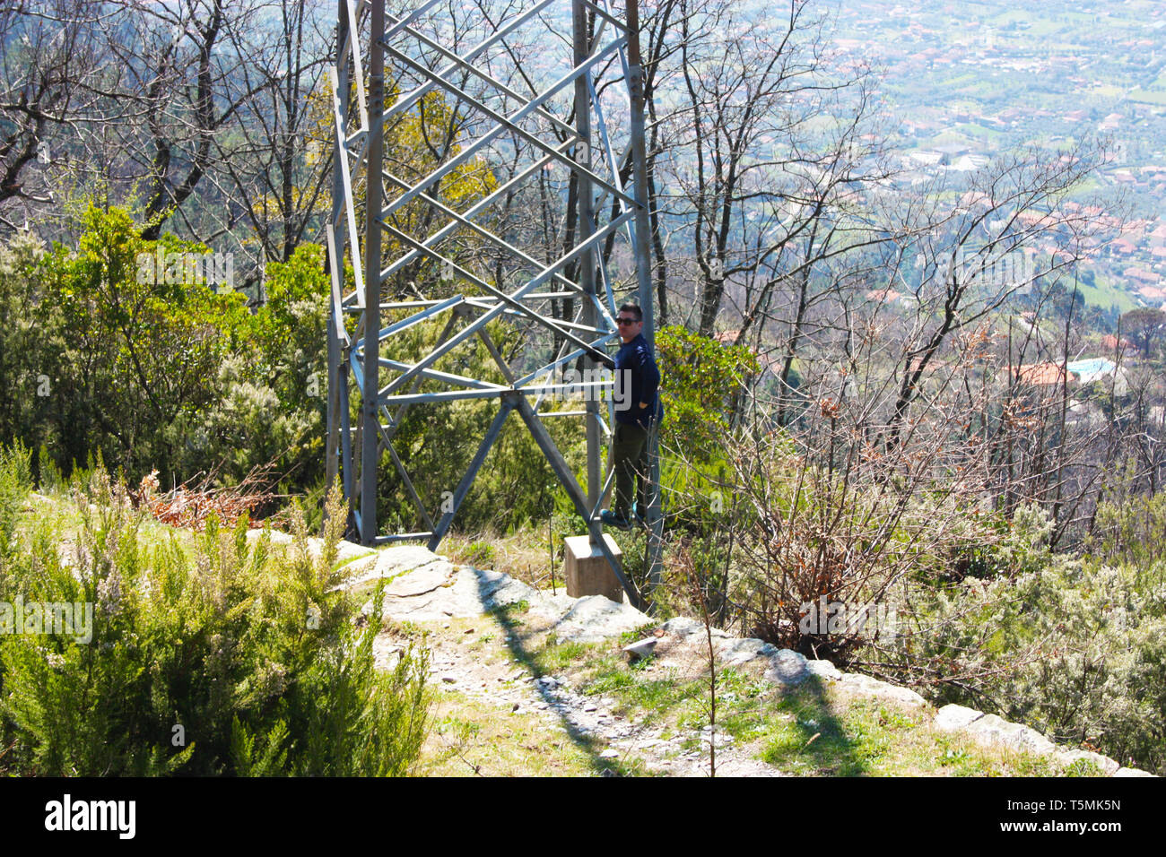 Electrical substation tower standing hi-res stock photography and ...