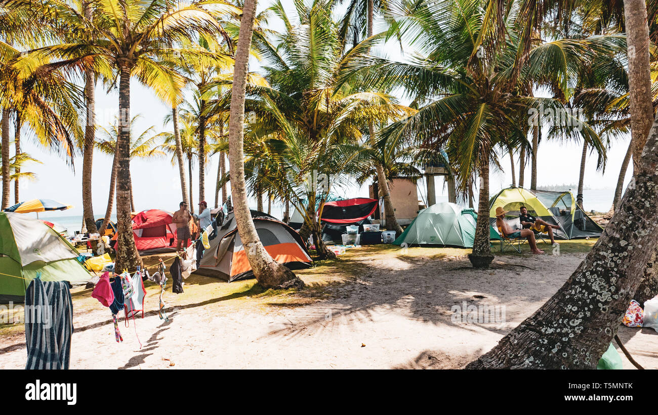 Panamanian tourists camp on one of the San Blas islands for the long ...