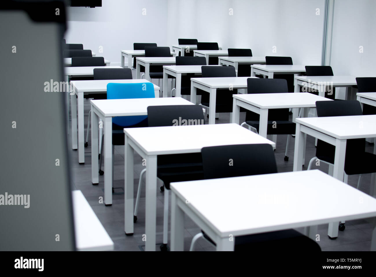 Vacant tables hi-res stock photography and images - Alamy