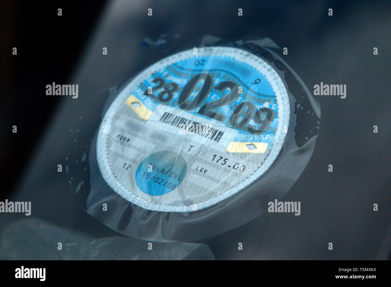 Car tax disc displayed in a car window. 10/07/2008 Stock Photo - Alamy