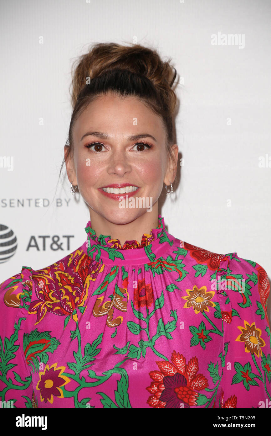Actress sutton foster hi-res stock photography and images - Alamy