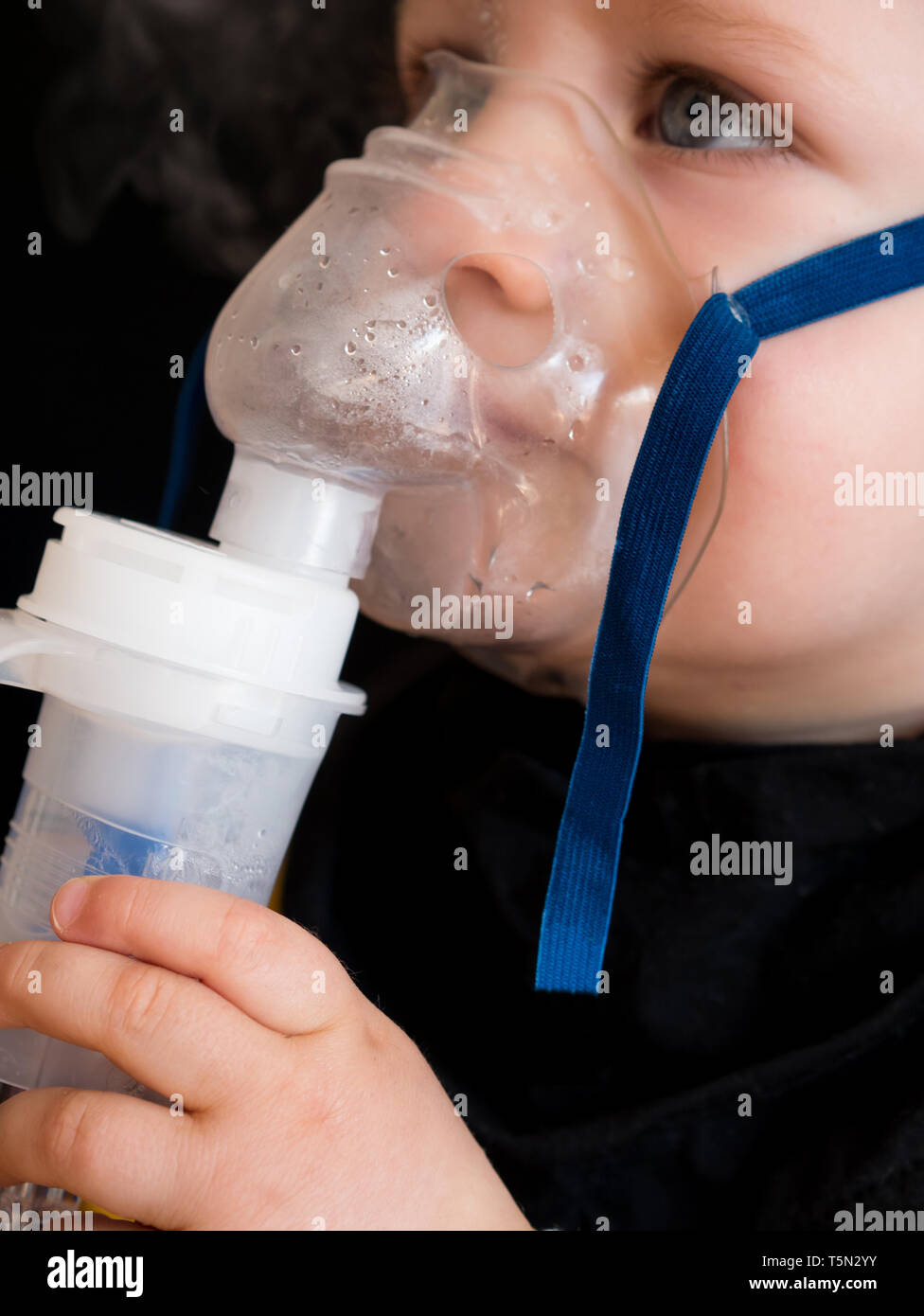 Child oxygen mask hospital hi-res stock photography and images - Alamy