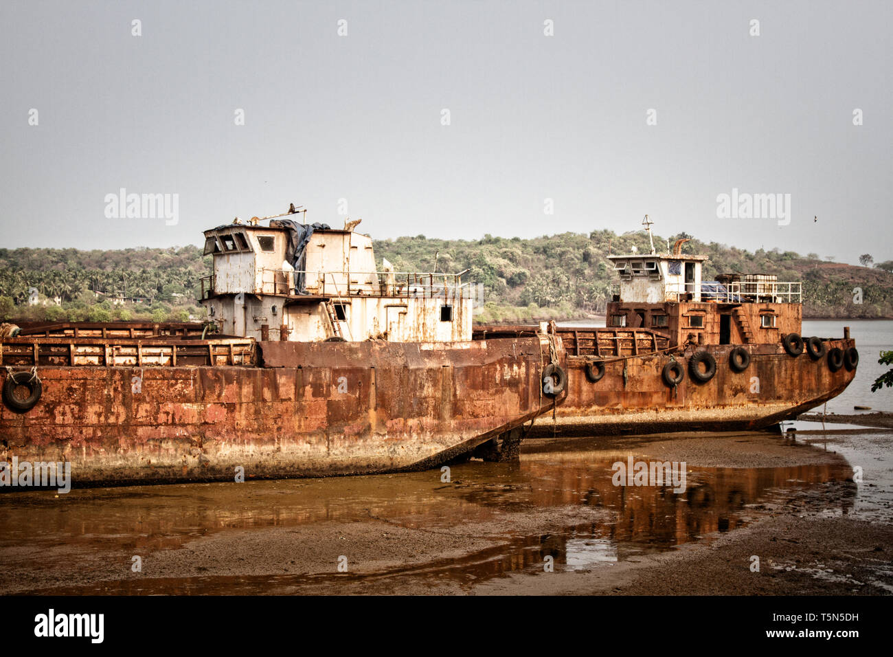 Self propelled barge hi-res stock photography and images - Alamy