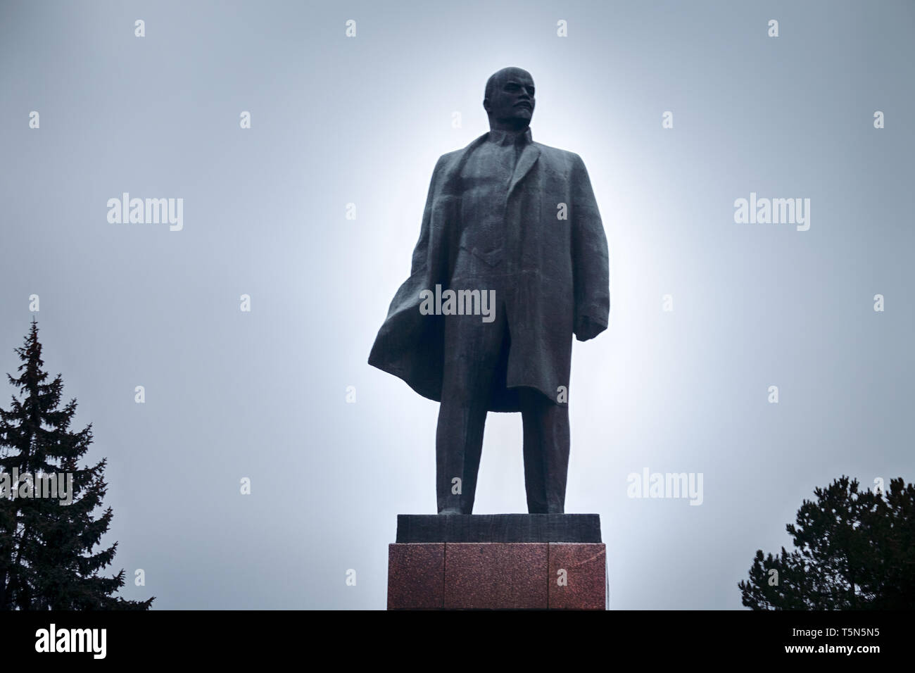 Bronze monument of Lenin. Monuments of the Soviet era Stock Photo - Alamy