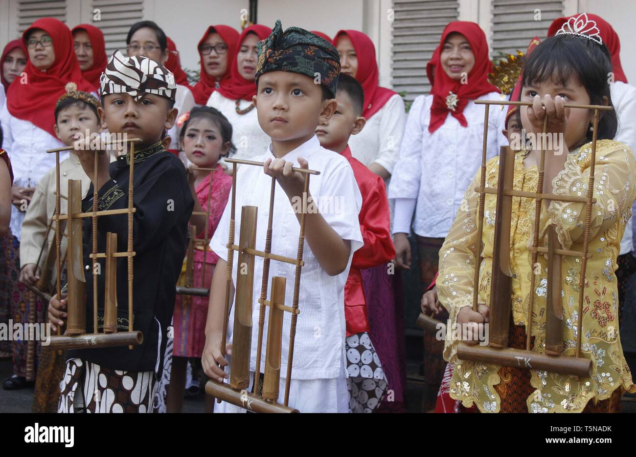 Angklung music show hi-res stock photography and images - Alamy