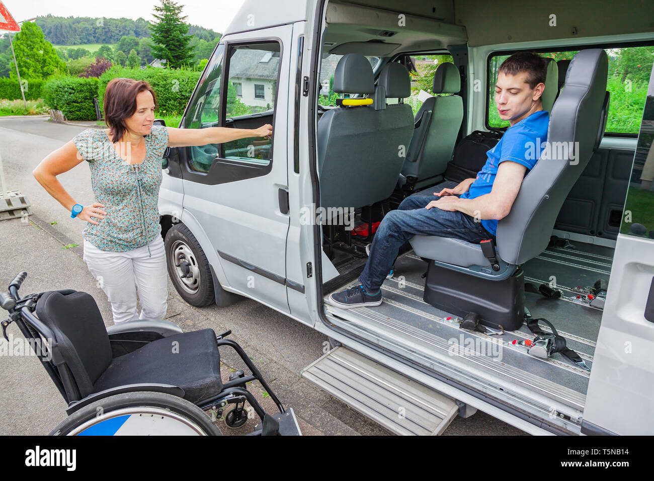 Handicapped school bus hi-res stock photography and images - Alamy